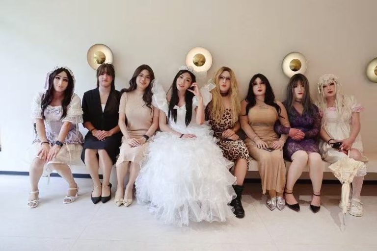 What’s it Like to Attend a Crossdresser Party Like the Roanyer Glam Gala?